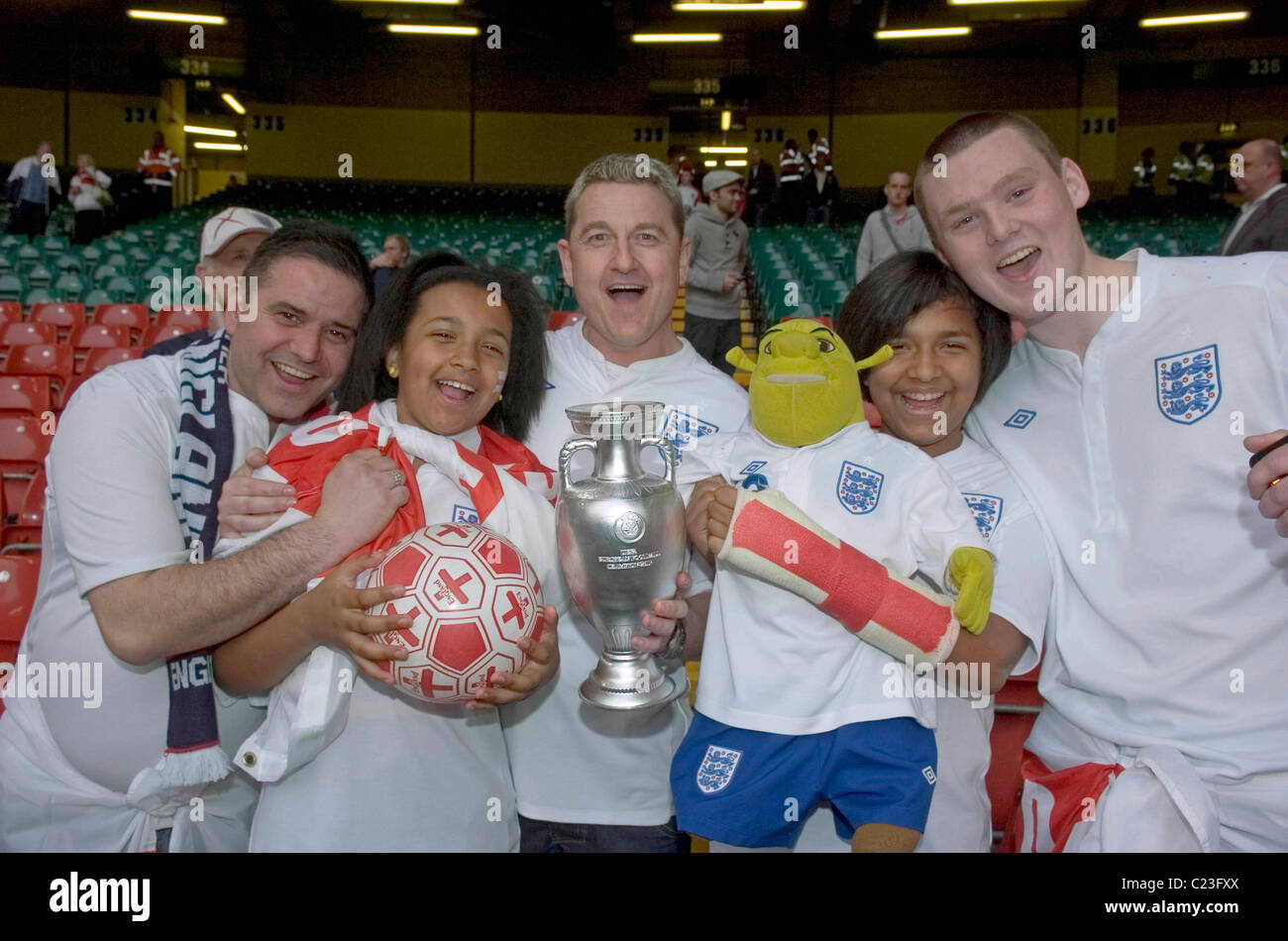 Female england fans hi-res stock photography and images - Alamy