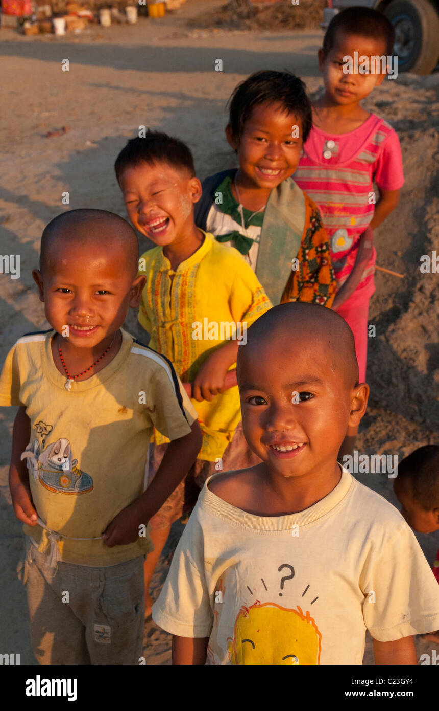 Myanmar children group hi-res stock photography and images - Alamy
