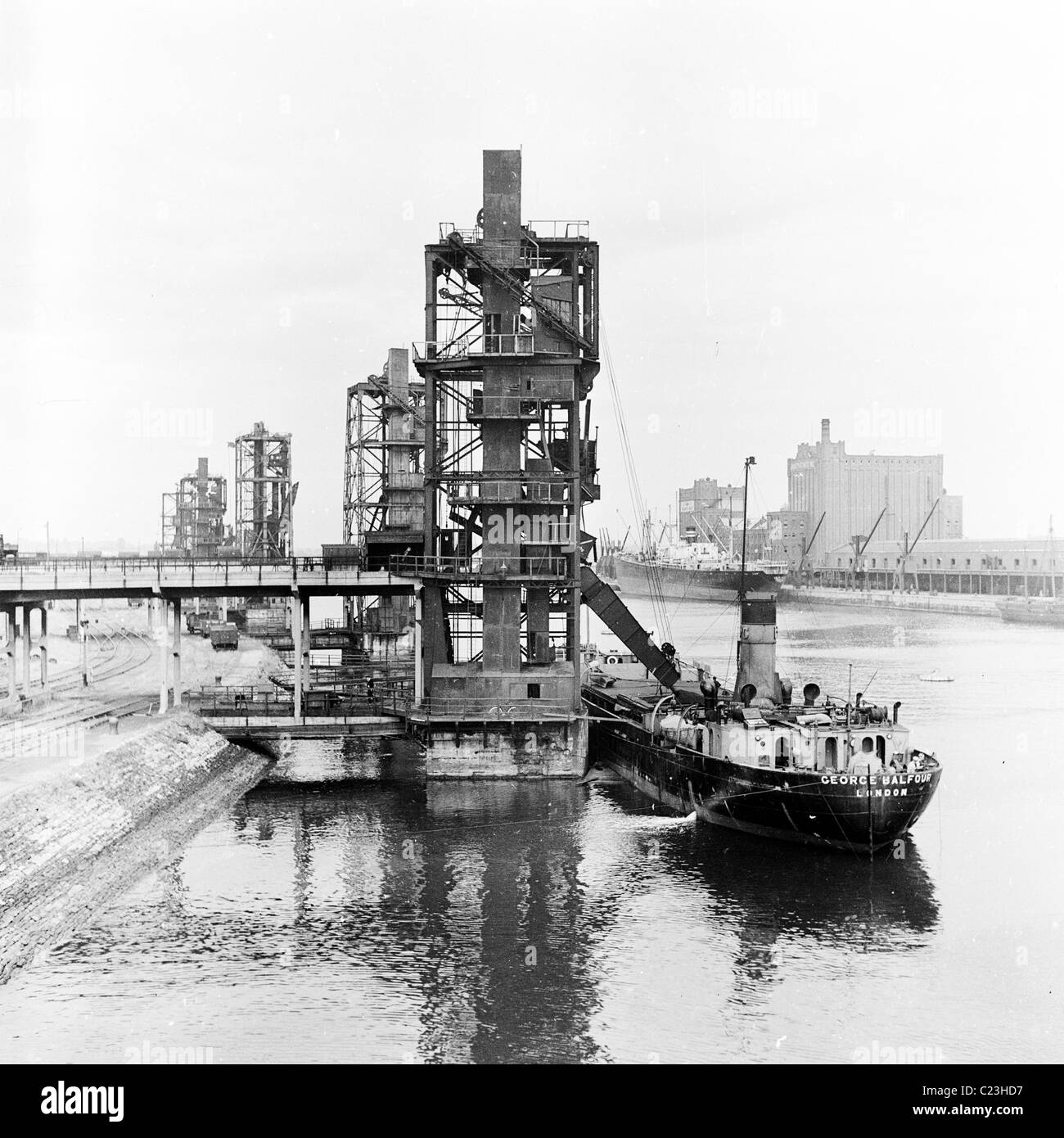 Docks london 1950's hi-res stock photography and images - Alamy