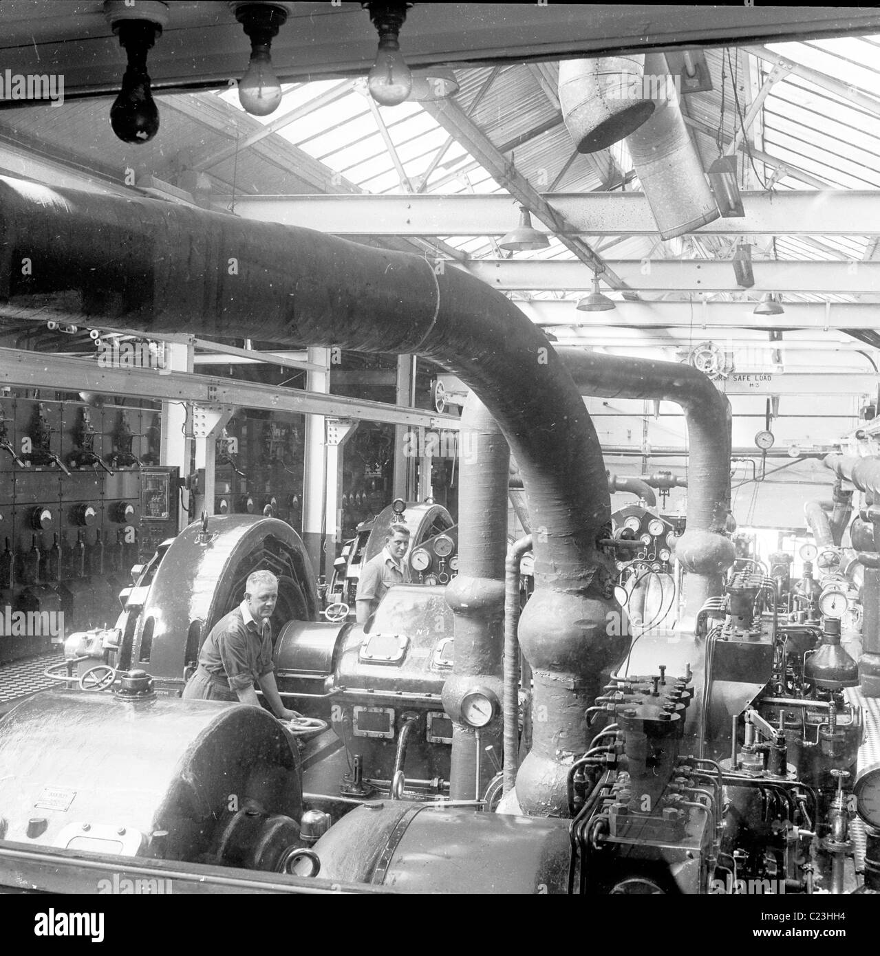 1950s historical picture factory workers hi-res stock photography and ...
