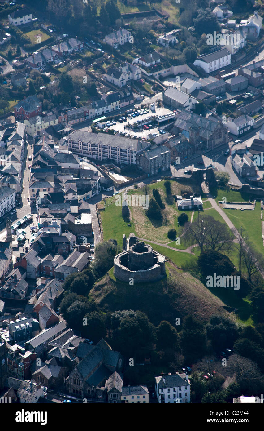 Aerial photo of the castle in town centre of Launceston, Cornwall. The ...