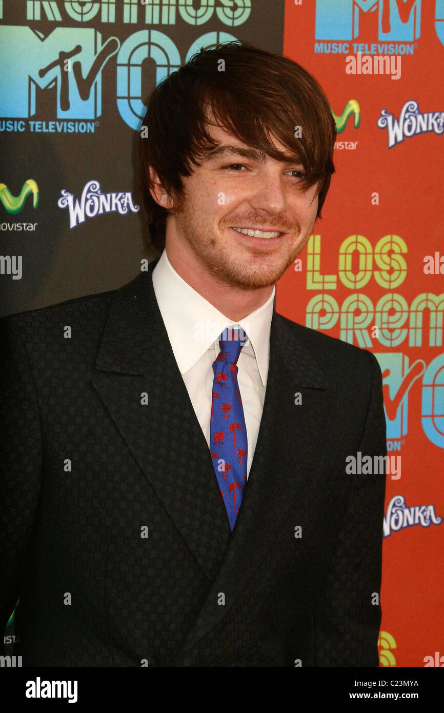 Drake Bell Los Premios MTV 2009 at the Gibson Amphitheatre - Arrivals ...