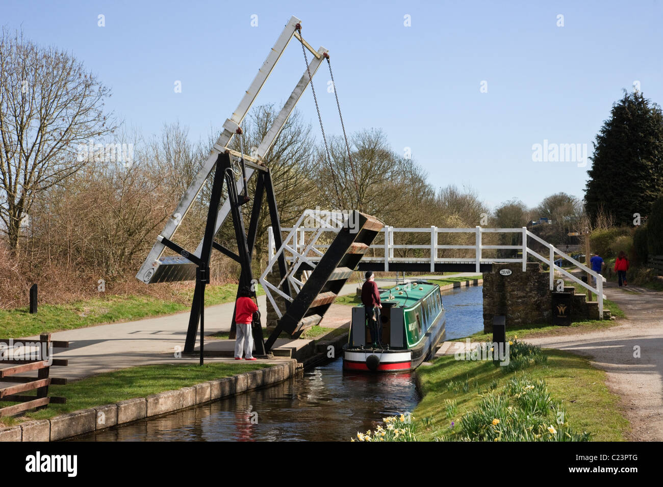 Froncysyllte, Wrexham, North Wales, UK. Narrowboat passing Fron lift ...