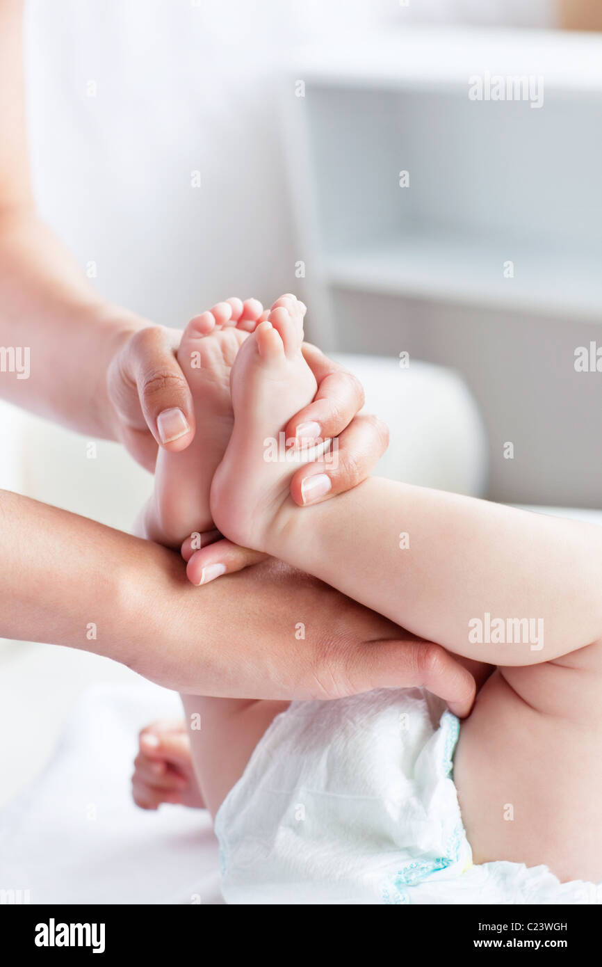 Caring young mother changing the diaper of her baby Stock Photo - Alamy