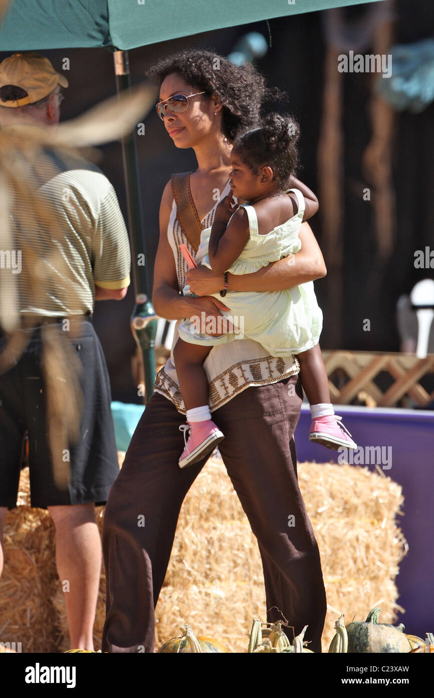 Gina torres daughter delilah fishburne hi-res stock photography and ...
