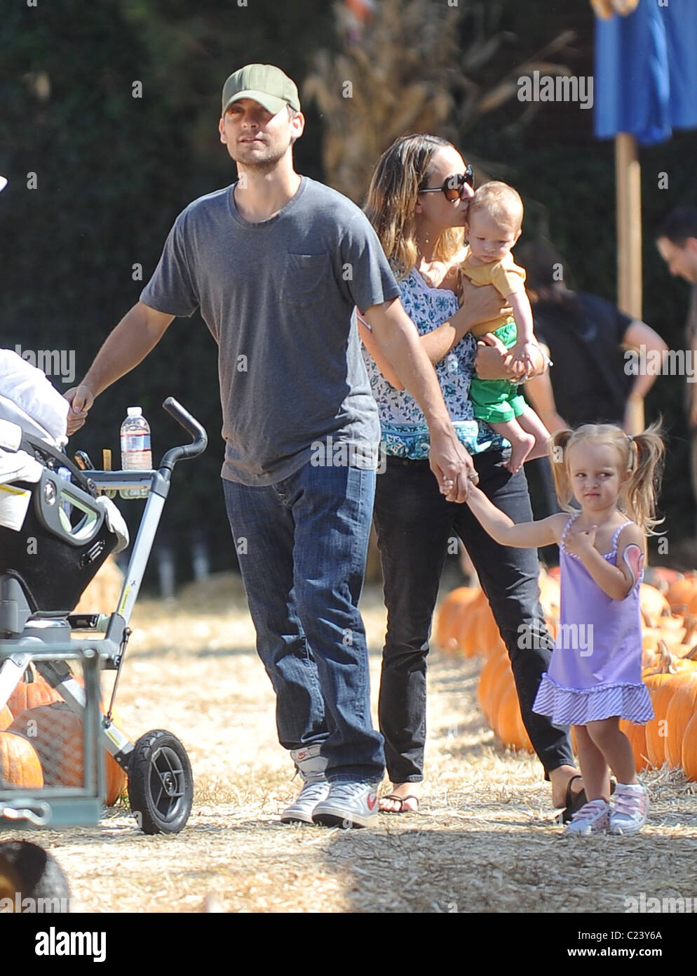 Tobey Maguire, Ruby Maguire, Jennifer Meyer and Otis Maguire Tobey ...