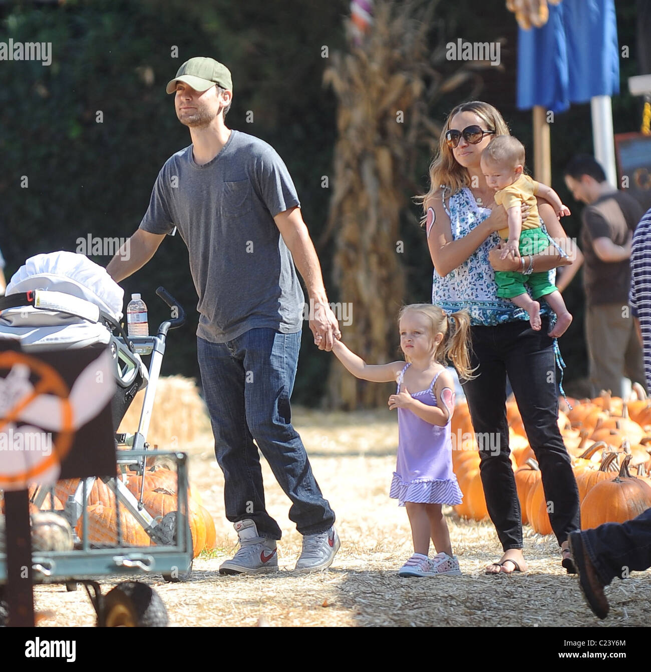 Tobey Maguire, Ruby Maguire, Jennifer Meyer and Otis Maguire Tobey ...