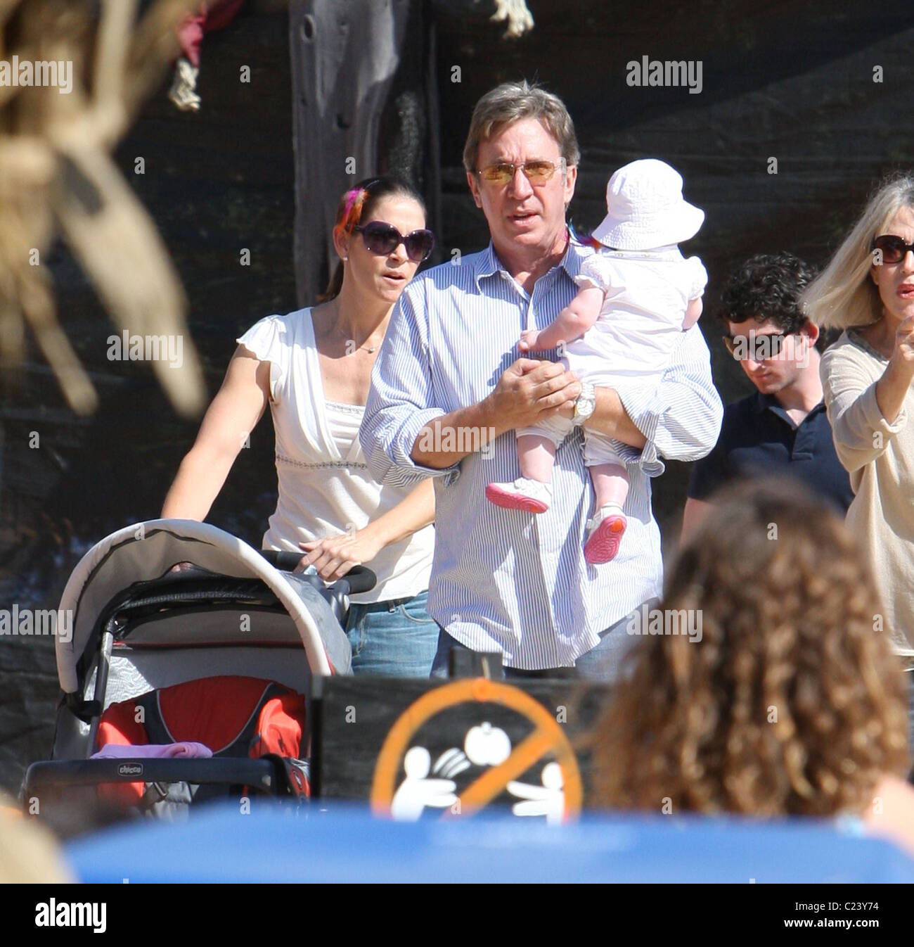 Tim allen with wife jane hajduk and daughter hi-res stock photography ...