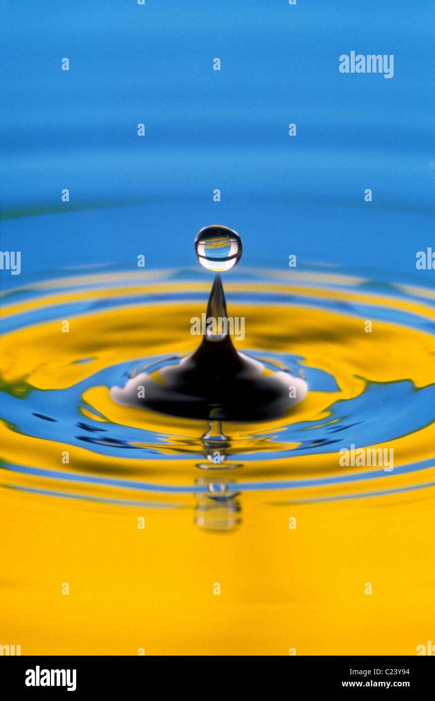 Droplet of water creates ripples Stock Photo - Alamy
