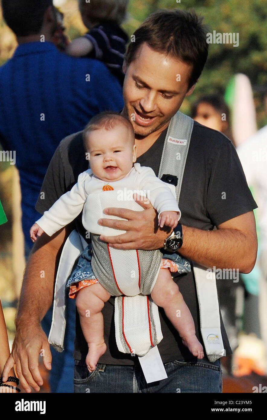 Chad lowe daughter mabel painter hi-res stock photography and images ...