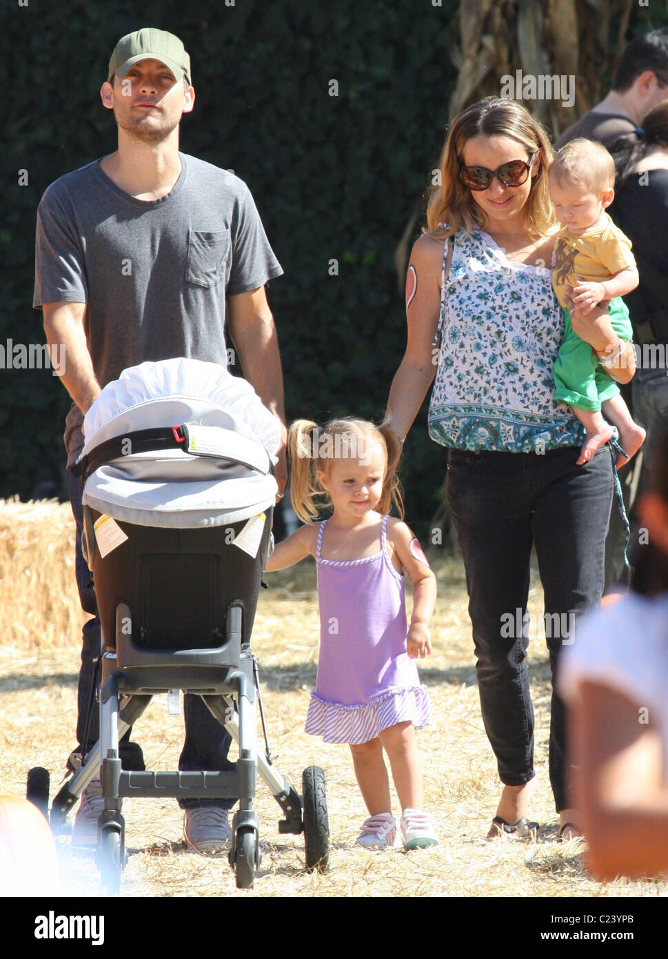 Tobey Maguire, Ruby Maguire, Jennifer Meyer and Otis Maguire Tobey ...