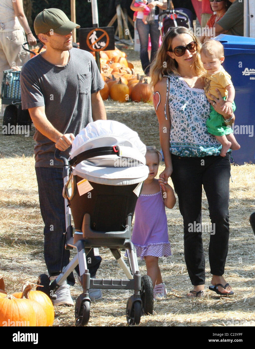 Tobey Maguire, Ruby Maguire, Jennifer Meyer and Otis Maguire Tobey ...