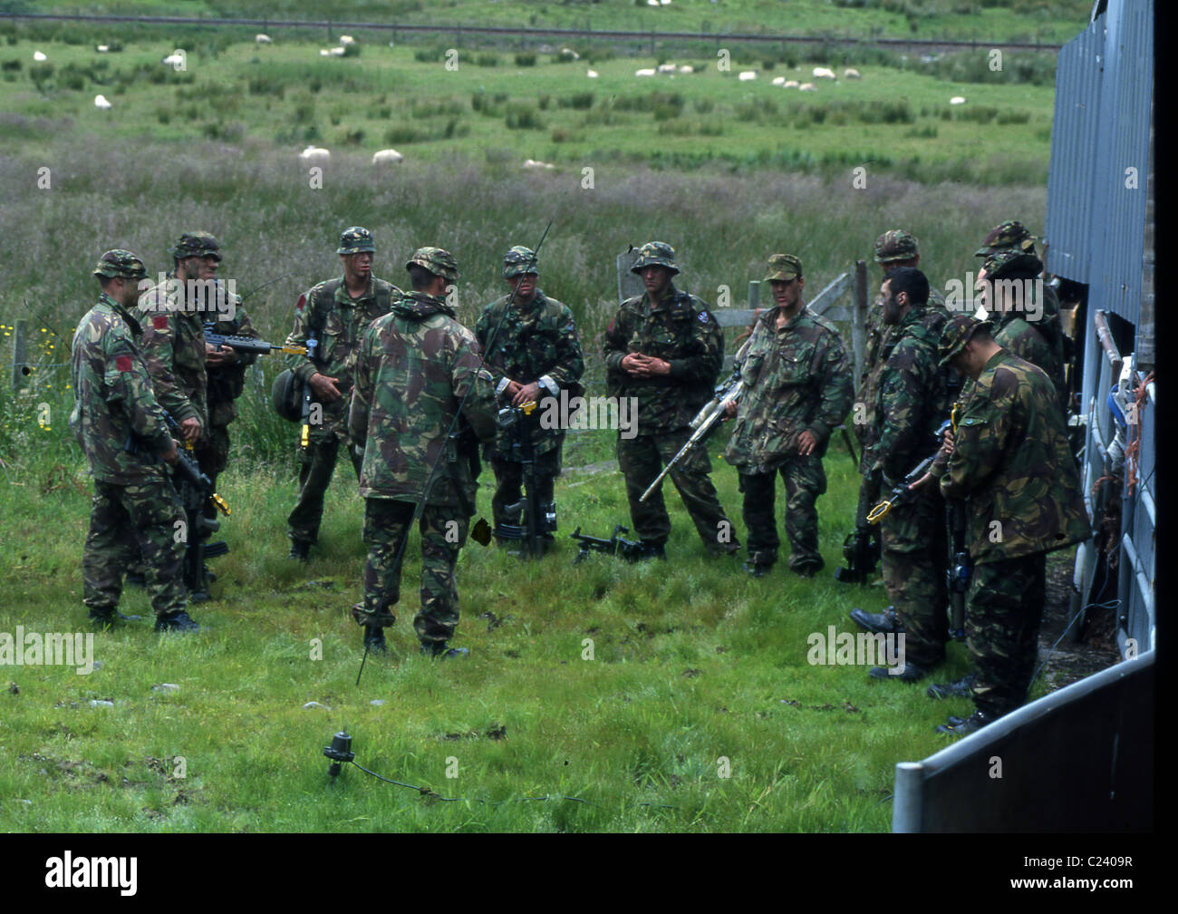 paras on exercise getting there orders before an operations Stock Photo ...