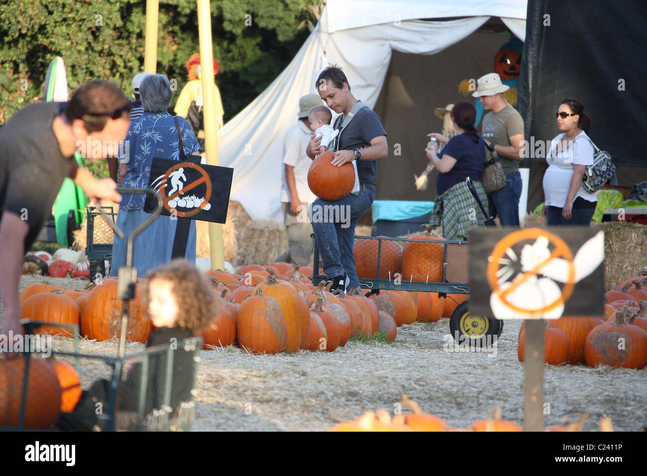 Chad lowe daughter mabel painter hi-res stock photography and images ...