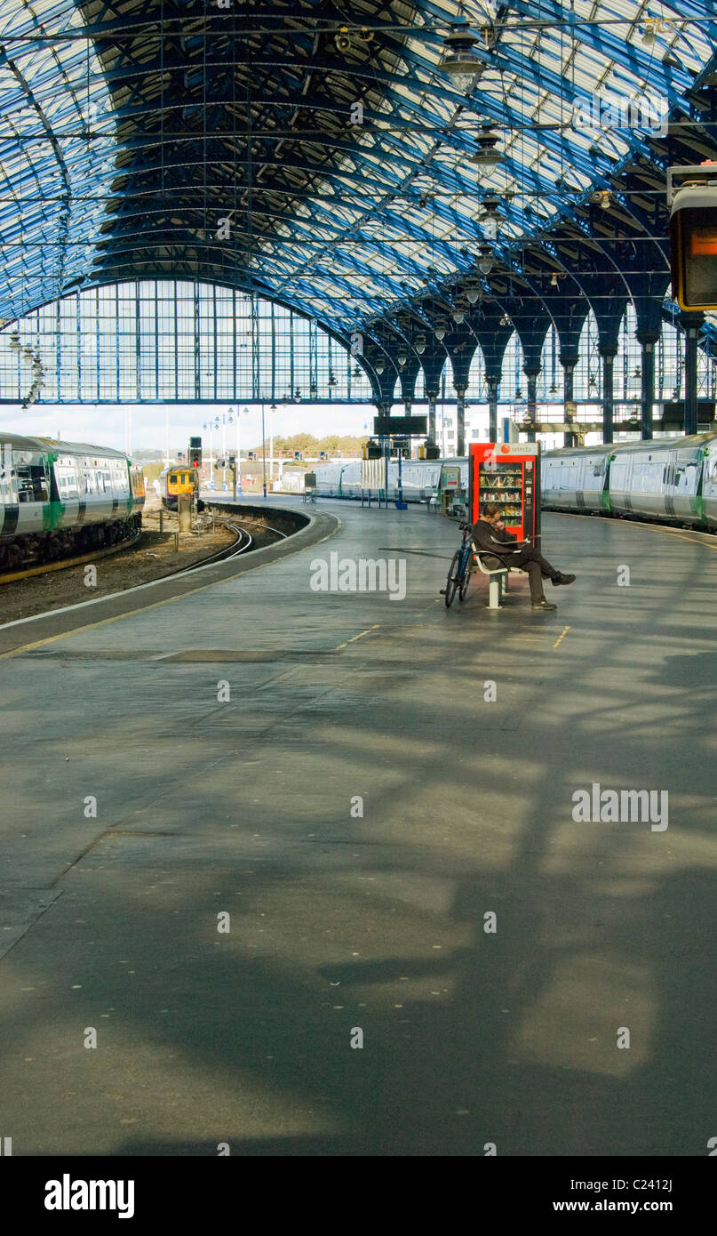 Empty train platform hi-res stock photography and images - Alamy