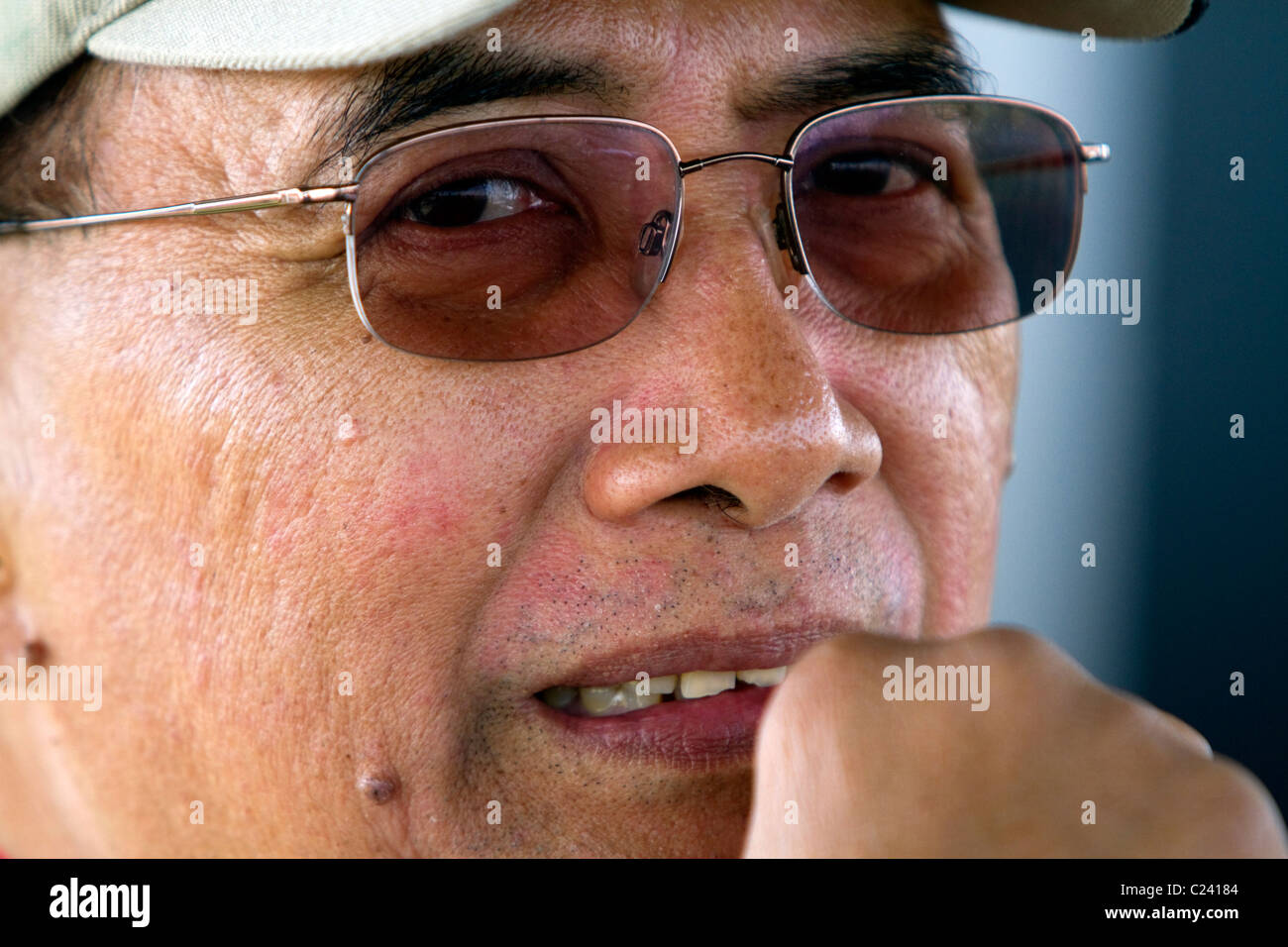 Filipino man wearing eyeglasses Stock Photo - Alamy