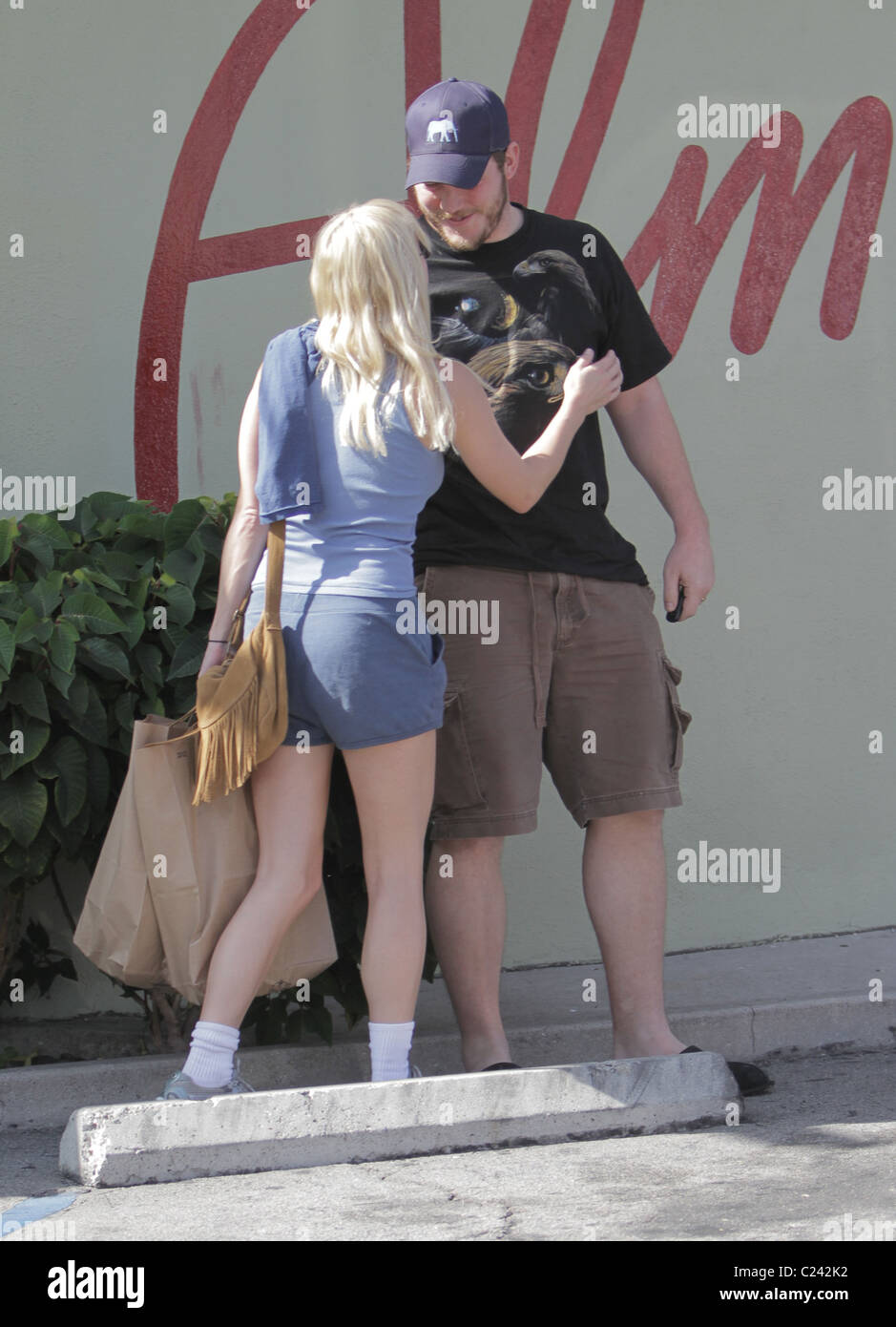 Anna Faris and her dog Bonzo have lunch at Cheebo and walk to Almor ...