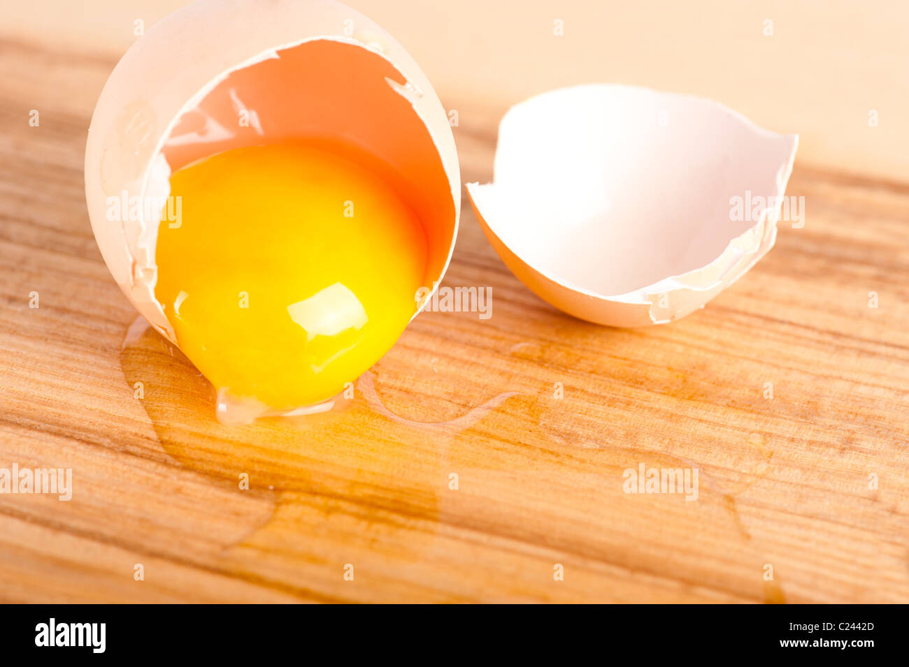 Broken easter egg hi-res stock photography and images - Alamy