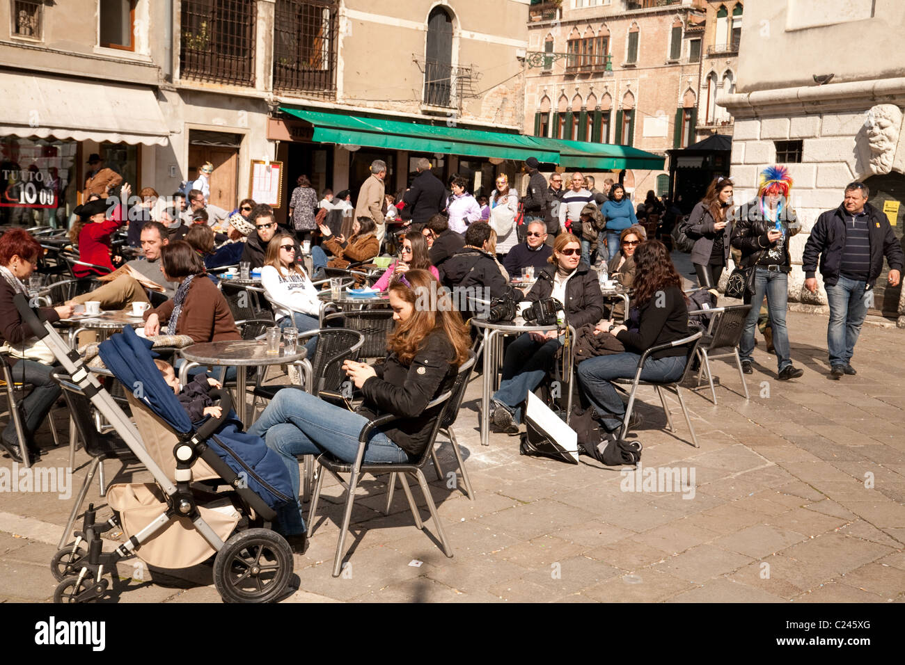 People sitting in an outdoor cafe hi-res stock photography and images ...