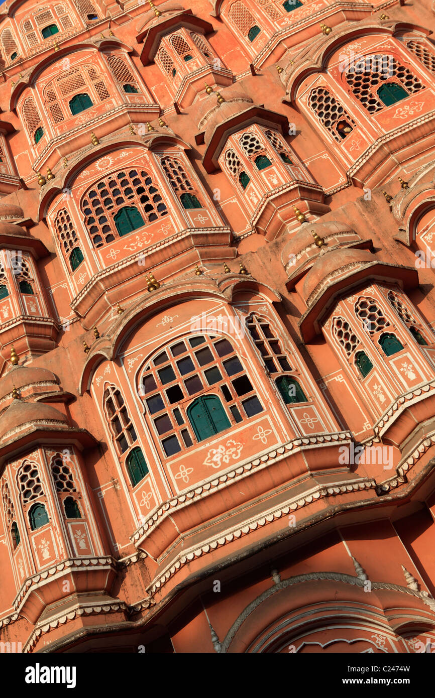Hawa mahal windows hi-res stock photography and images - Alamy