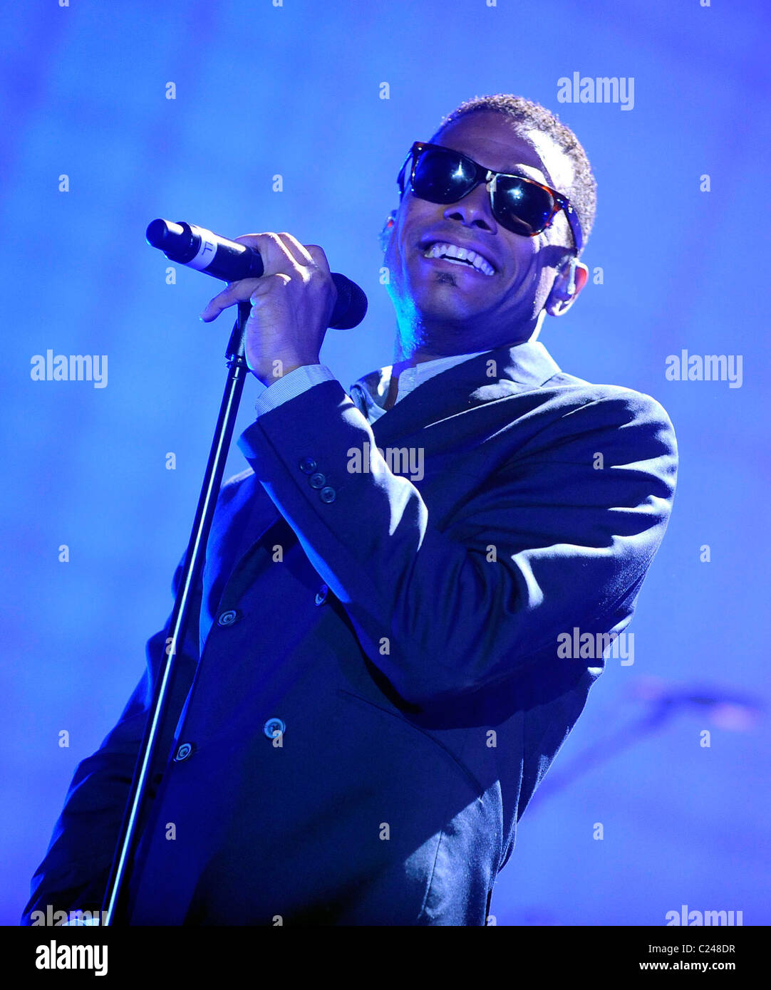 Maxwell performing live in concert at the Heineken Music Hall ...