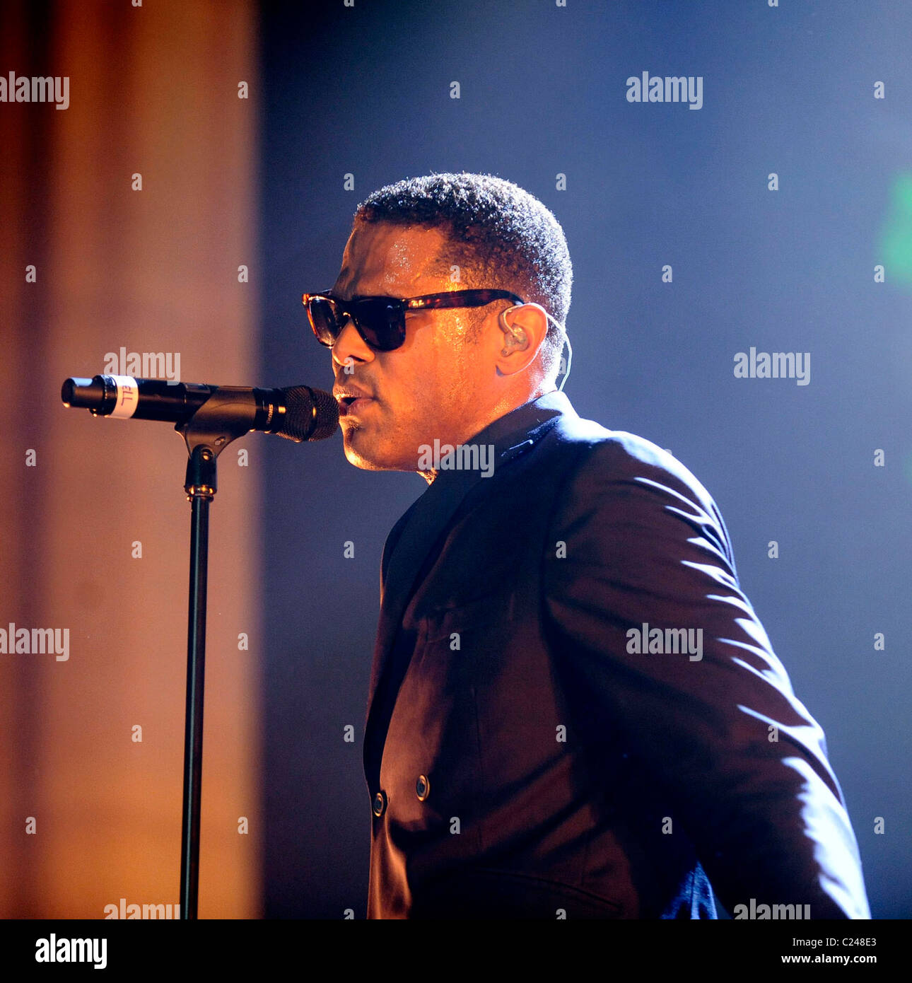 Maxwell performing live in concert at the Heineken Music Hall ...