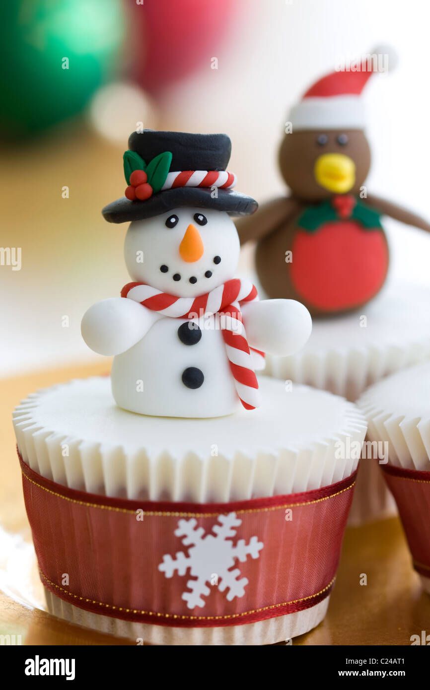 Sugar paste robin hi-res stock photography and images - Alamy