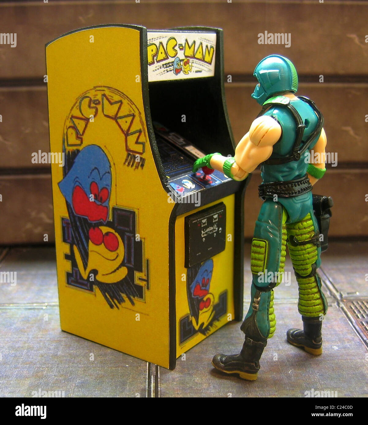 Miniature Arcade Cabinets Justin Whitlock'sáArcade Cabinetsáare big on ...