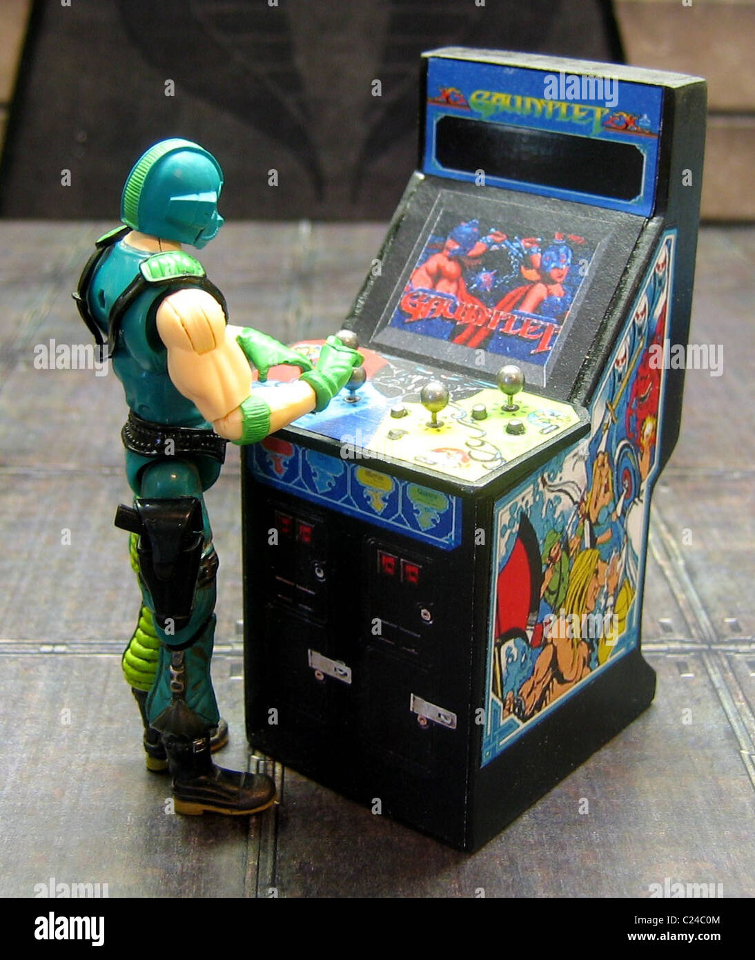 Miniature Arcade Cabinets Justin Whitlock'sáArcade Cabinetsáare big on ...