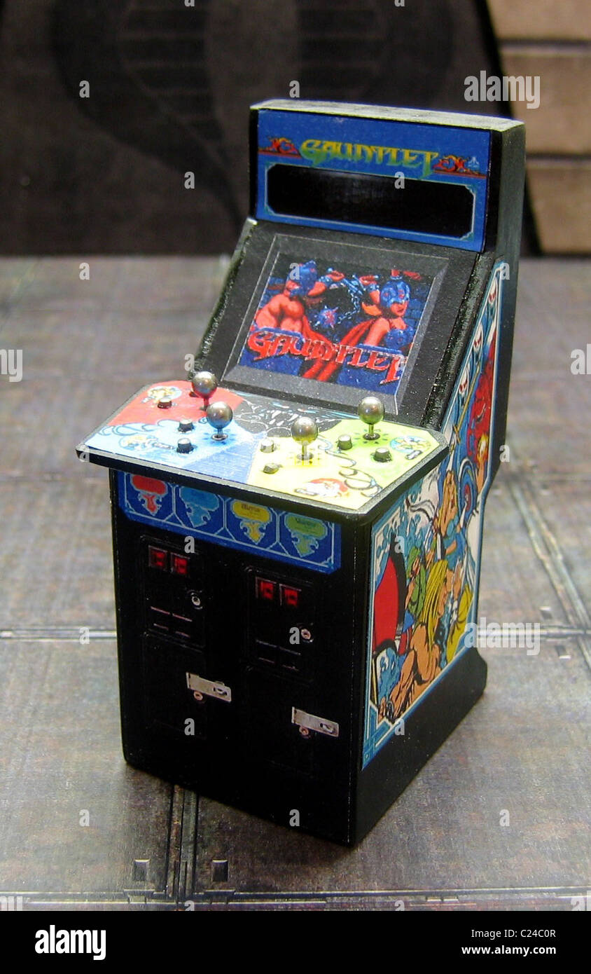 Miniature Arcade Cabinets Justin Whitlock'sáArcade Cabinetsáare big on ...