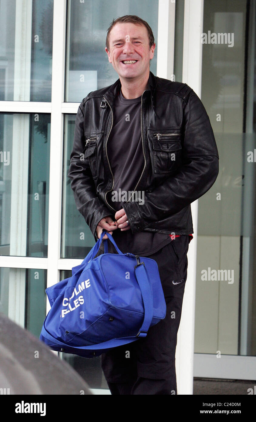 Phil Tufnell leaves his hotel to head to rehearsals for 'Strictly Come ...