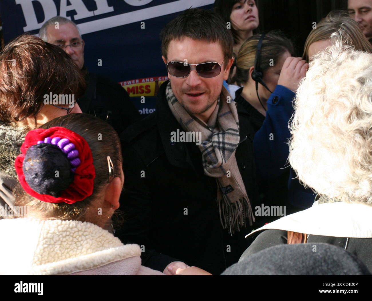 Craig Kelly is crowded by fans as he leaves his hotel to head to ...