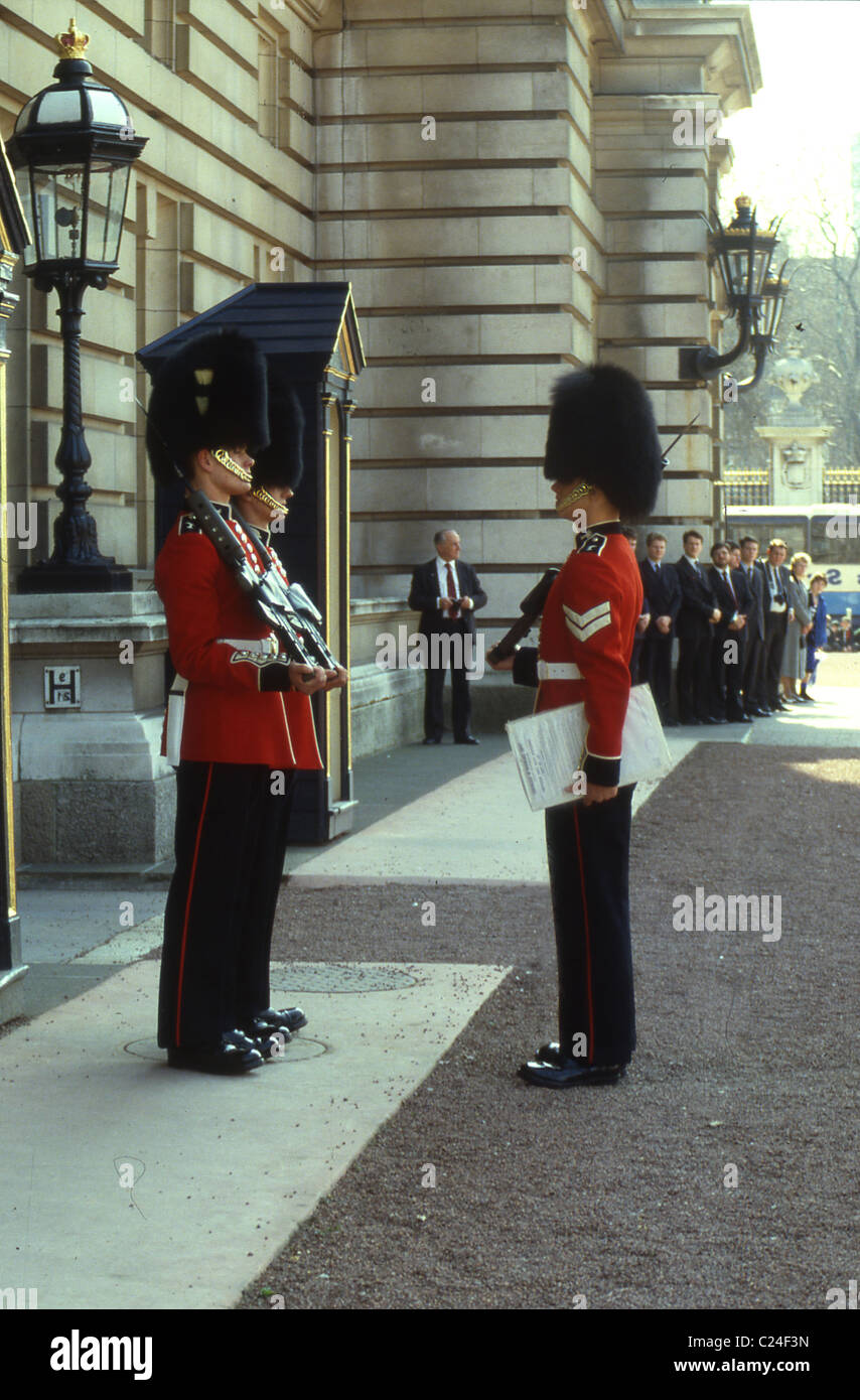Guard mounting hi-res stock photography and images - Alamy