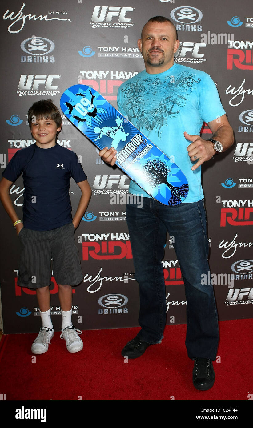 Chuck liddell son tony hawk hi-res stock photography and images - Alamy