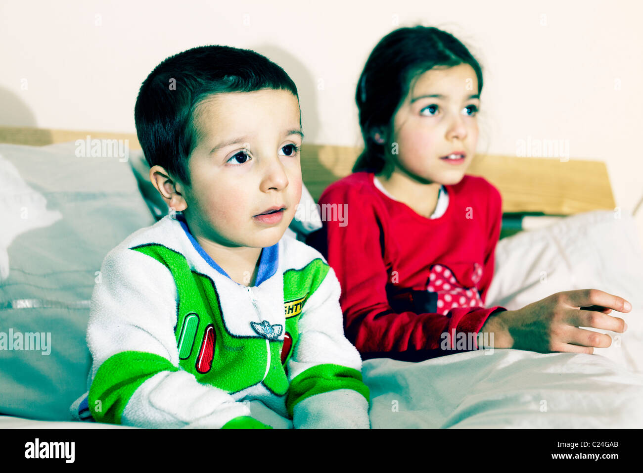 siblings watching TV in bed together Stock Photo - Alamy