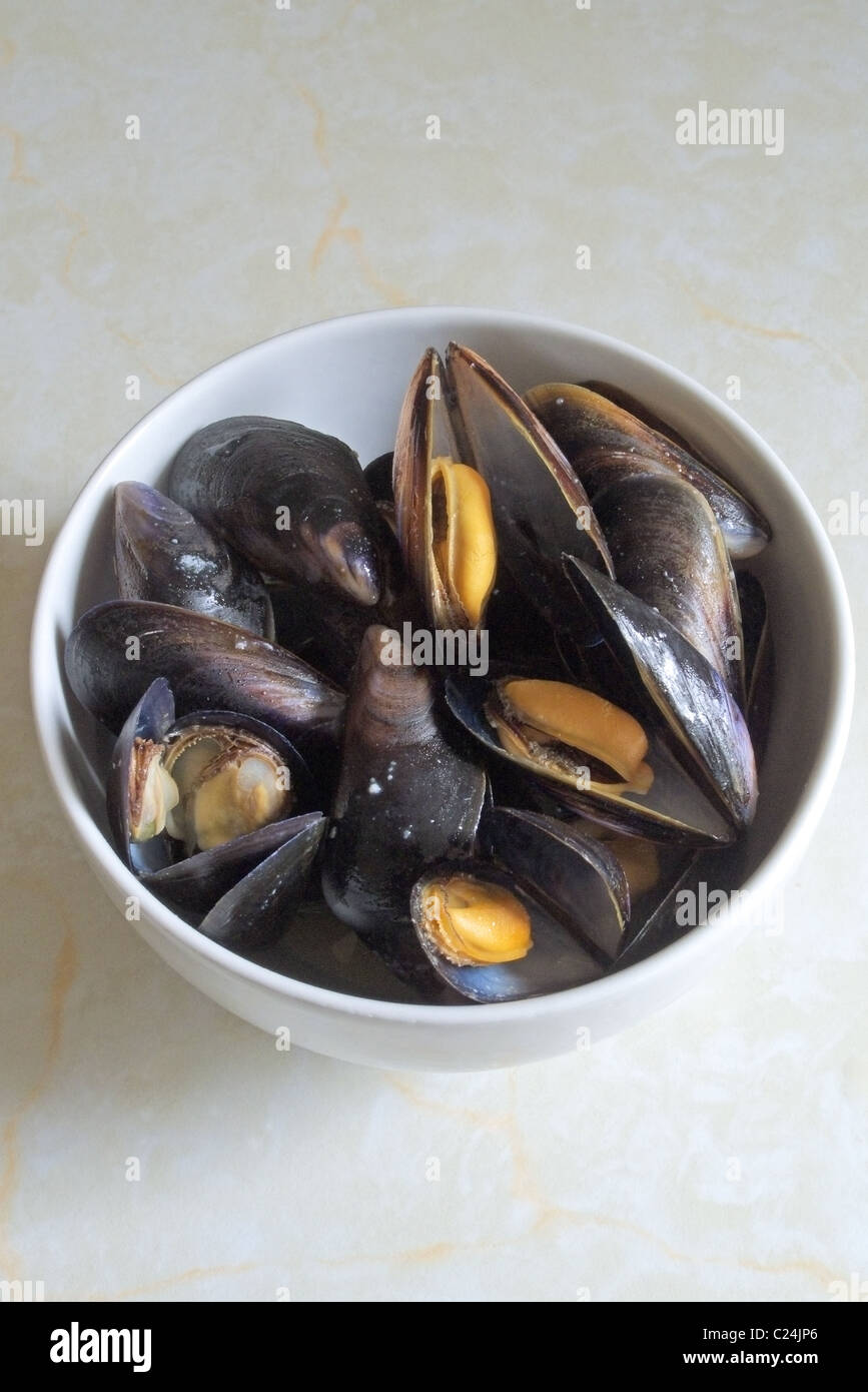 A Bowl of Cooked Mussels Stock Photo - Alamy