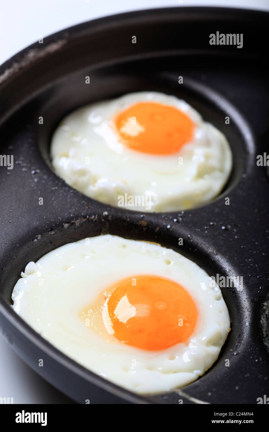Eggs teflon pan hi-res stock photography and images - Alamy