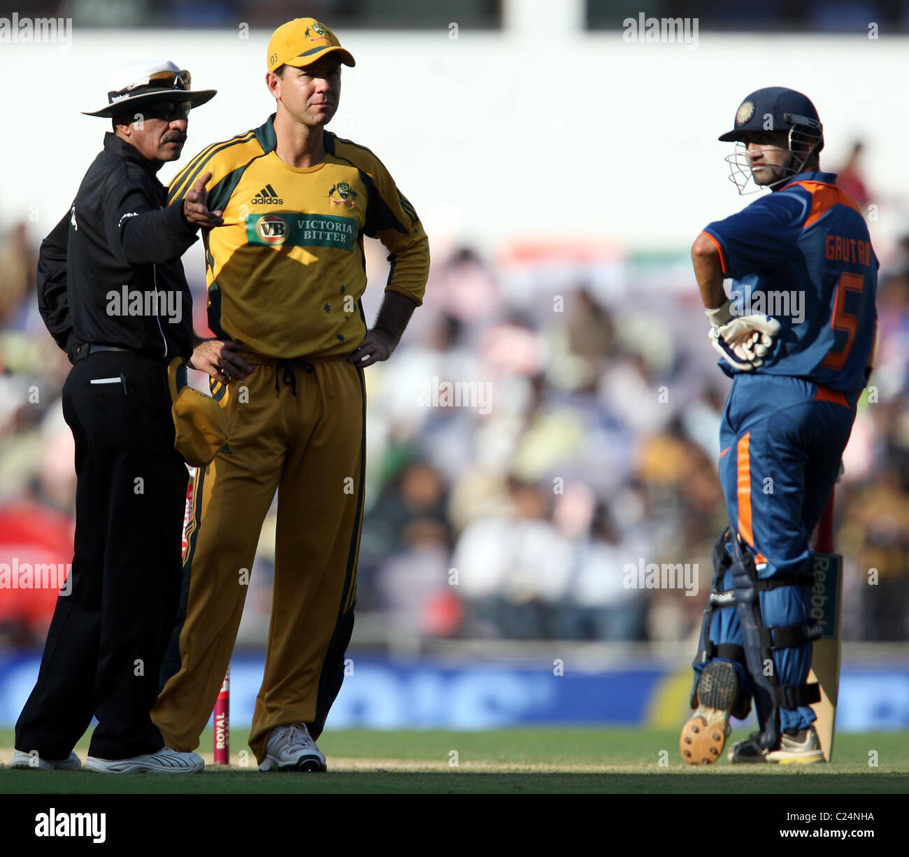 Ricky Ponting talking to Shavir Tarapor India v Australia - 2nd ODI ...