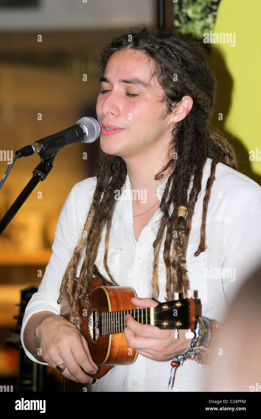 Jason Castro who made it to contestant number 3 of season 7 of American ...