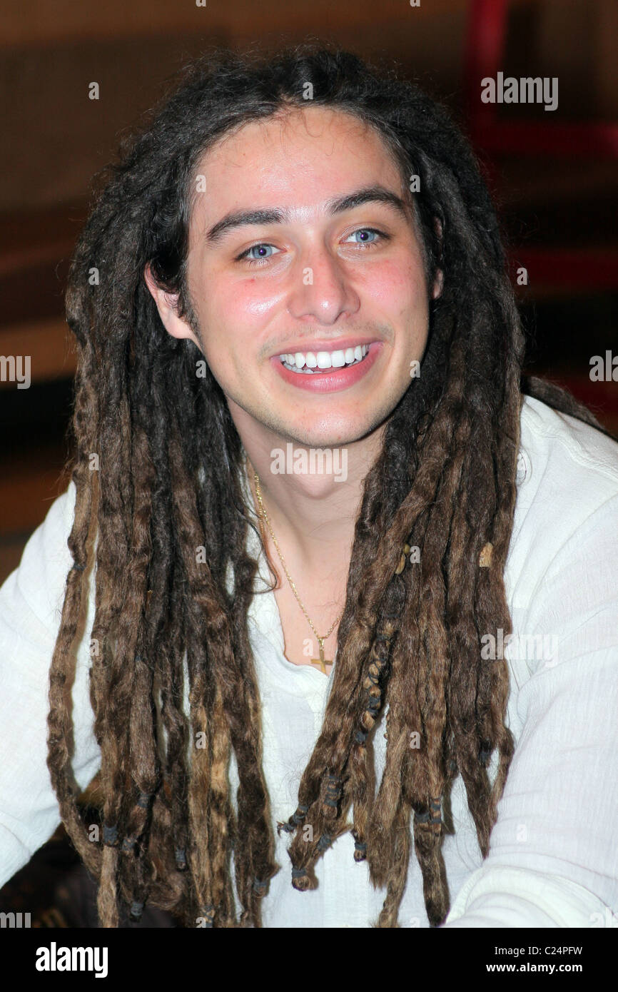 Jason Castro who made it to contestant number 3 of season 7 of American ...