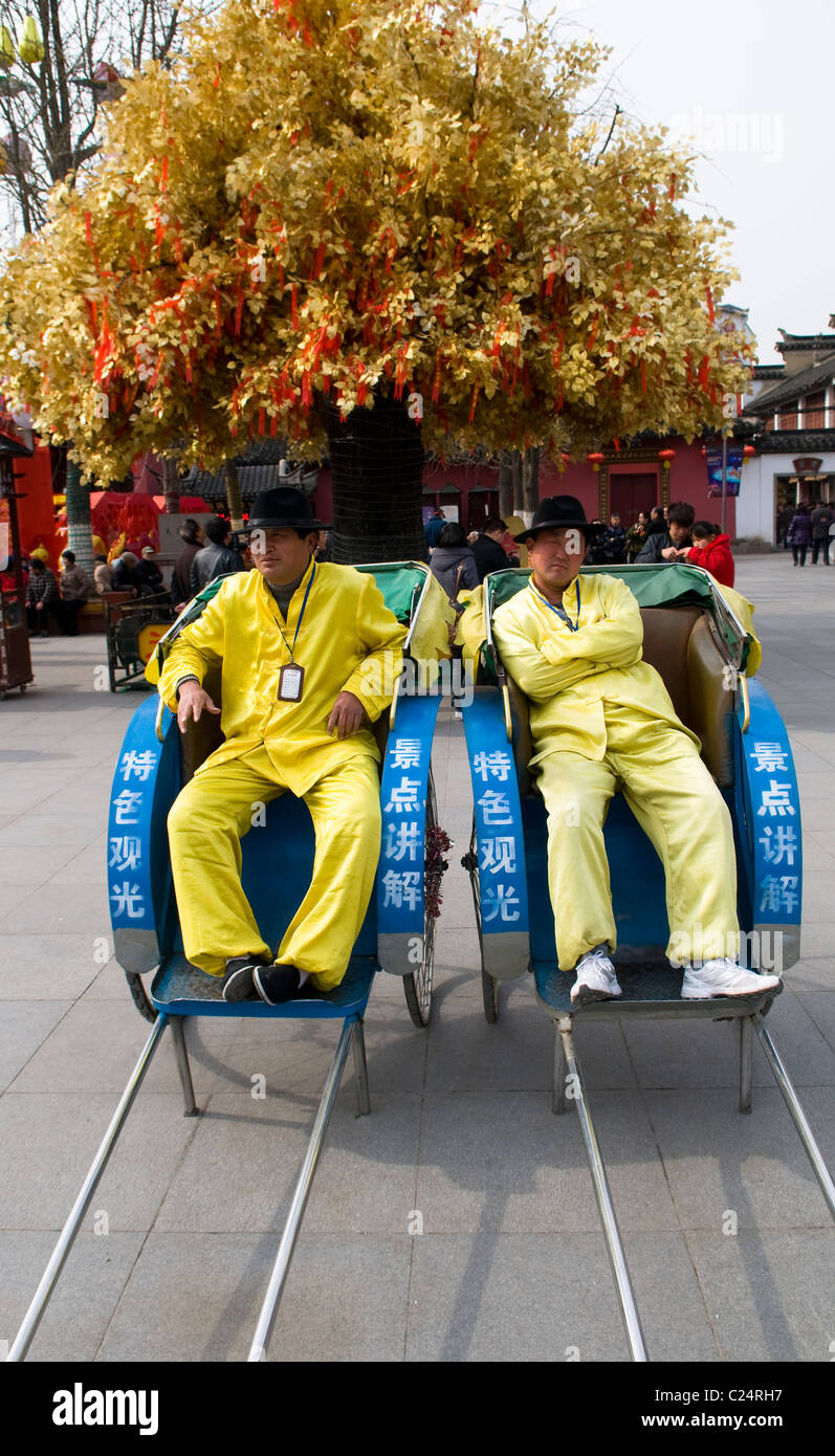 Chinese rickshaw pullers waiting for tourist in Fuzimiao temple complex ...