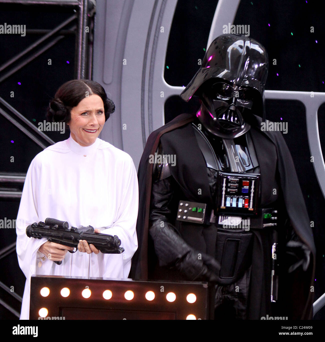 Medredith Vieira as Princess Liea and Ann Curry as Darth Vader NBC's ...