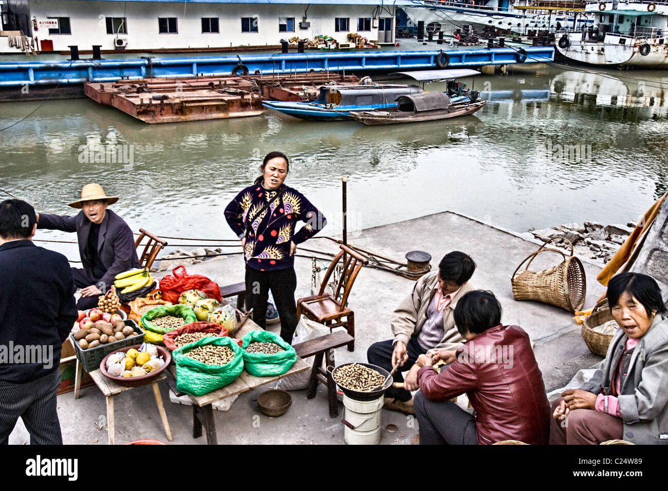 CHINA, SANDOUPING: Vendors aggressively selling roasted nuts and fruits ...