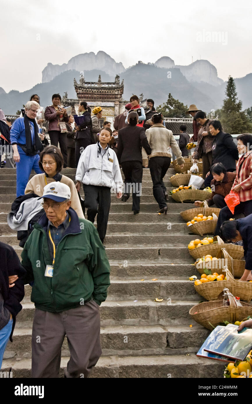 CHINA, SANDOUPING: Vendors selling fresh fruit, souvenirs and books ...