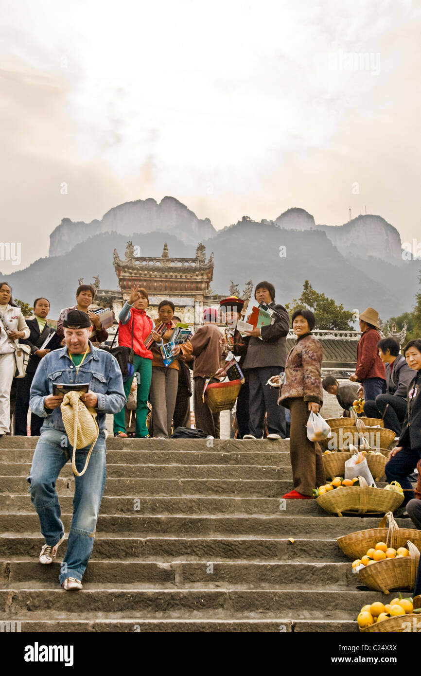 CHINA, SANDOUPING: Vendors selling fresh fruit, souvenirs and books ...