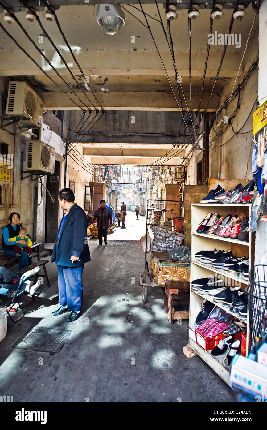 CHINA, WUHAN: Typical street scene in Wuhan with temporary shops set up ...