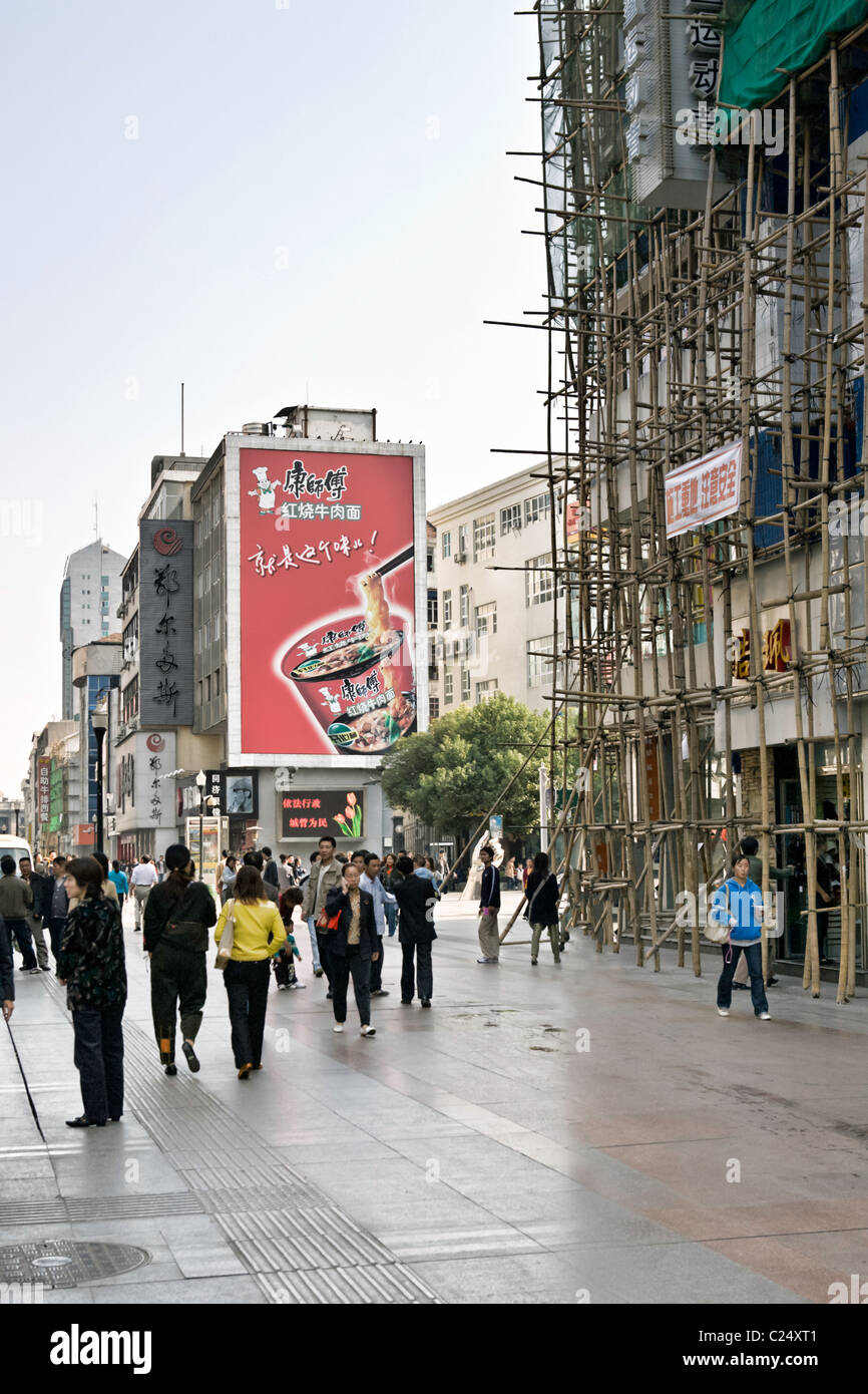 CHINA, WUHAN: Street scene in Wuhan with crowded pedestrian street ...