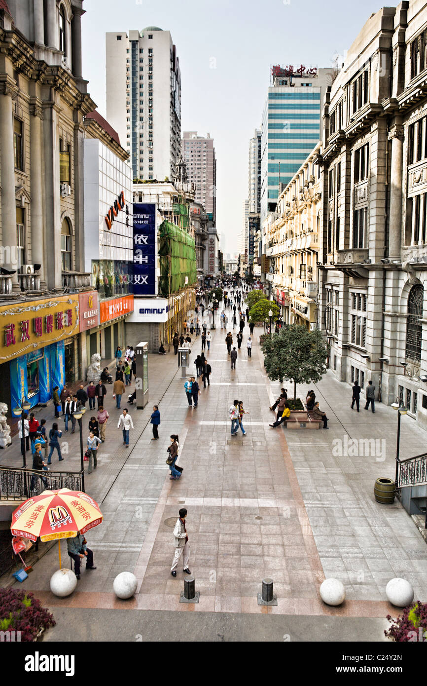 CHINA, WUHAN: Street scene in Wuhan with crowded pedestrian street and ...