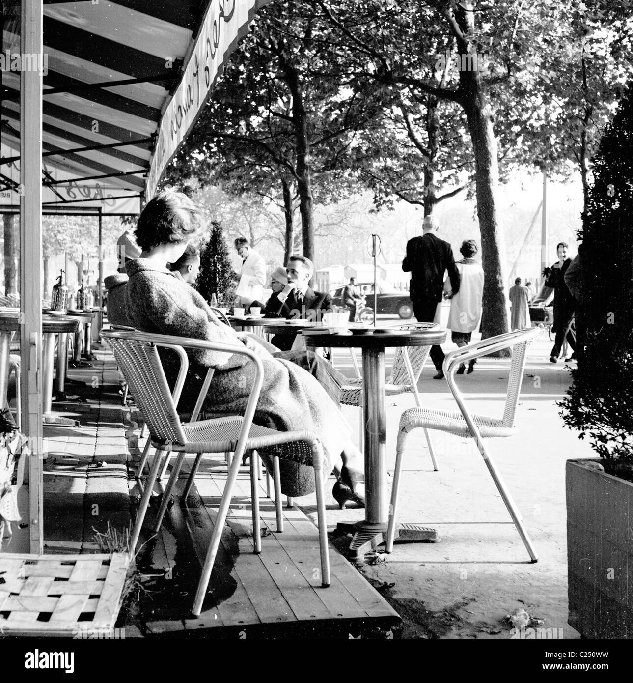 France,1950s. People sit outside a café on a street in Paris Stock ...