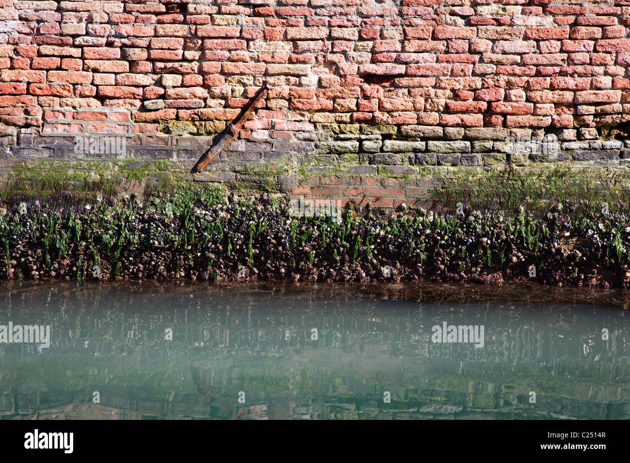 Canal wall detail hi-res stock photography and images - Alamy